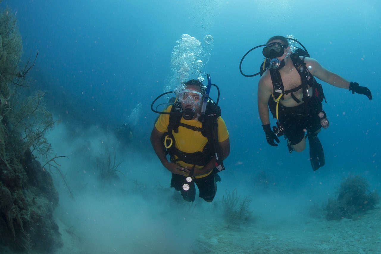 How Can I Stay With My Buddy on a Scuba Dive? - Underwater Mag